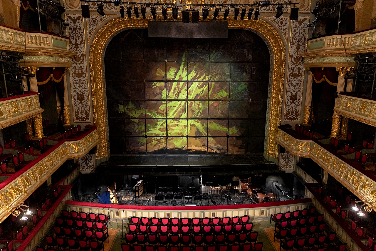 Raksts / Operas Lielajā zālē uzstādīts Andra Eglīša lielformāta ...
